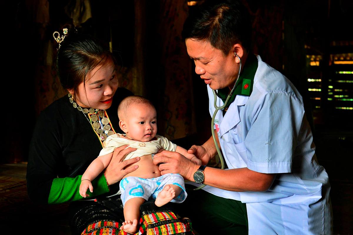 Quân y biên phòng chăm sóc sức khỏe nhân dân (ảnh: Phan Tất Lành)_Nguồn: nhiepanhdoisong.vn